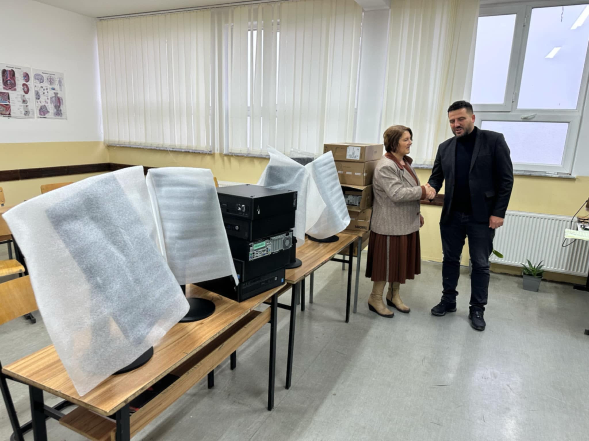 Kuvendari, Alban Bislimaj, dhuron donacion prej 5 kompjuterëve për ...