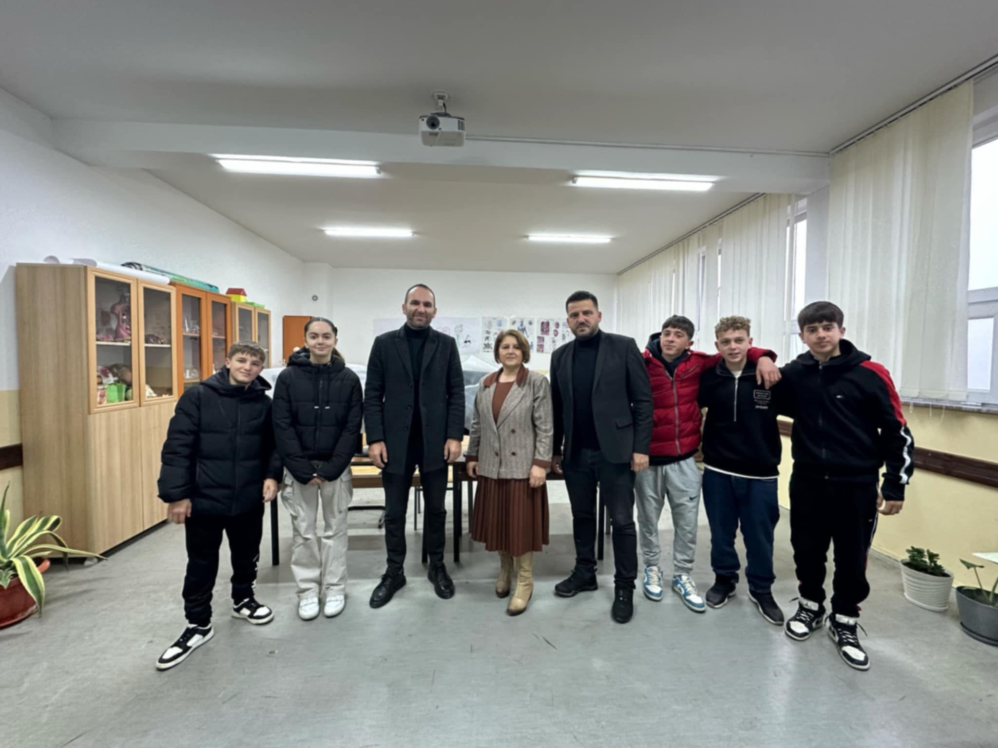 Kuvendari, Alban Bislimaj, dhuron donacion prej 5 kompjuterëve për ...